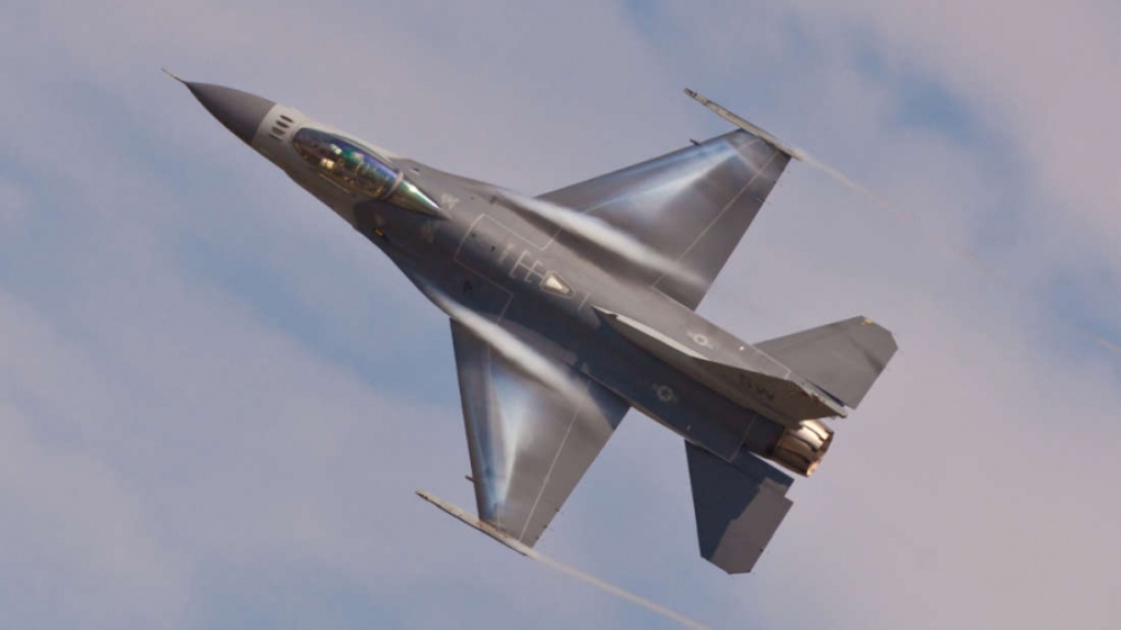 Σοκαριστικό βίντεο με ακυβέρνητο F-16 να βουτάει προς το έδαφος - Airnews