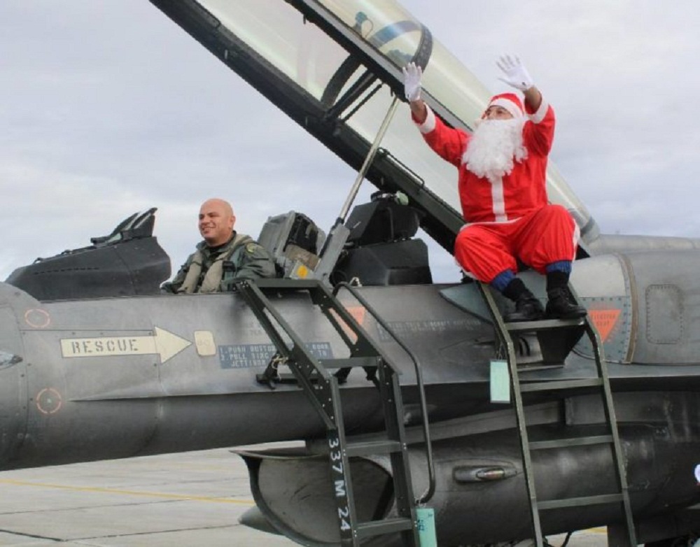 Με F-16 έφτασε στη Λάρισα ο Αγιος Βασίλης! - Airnews